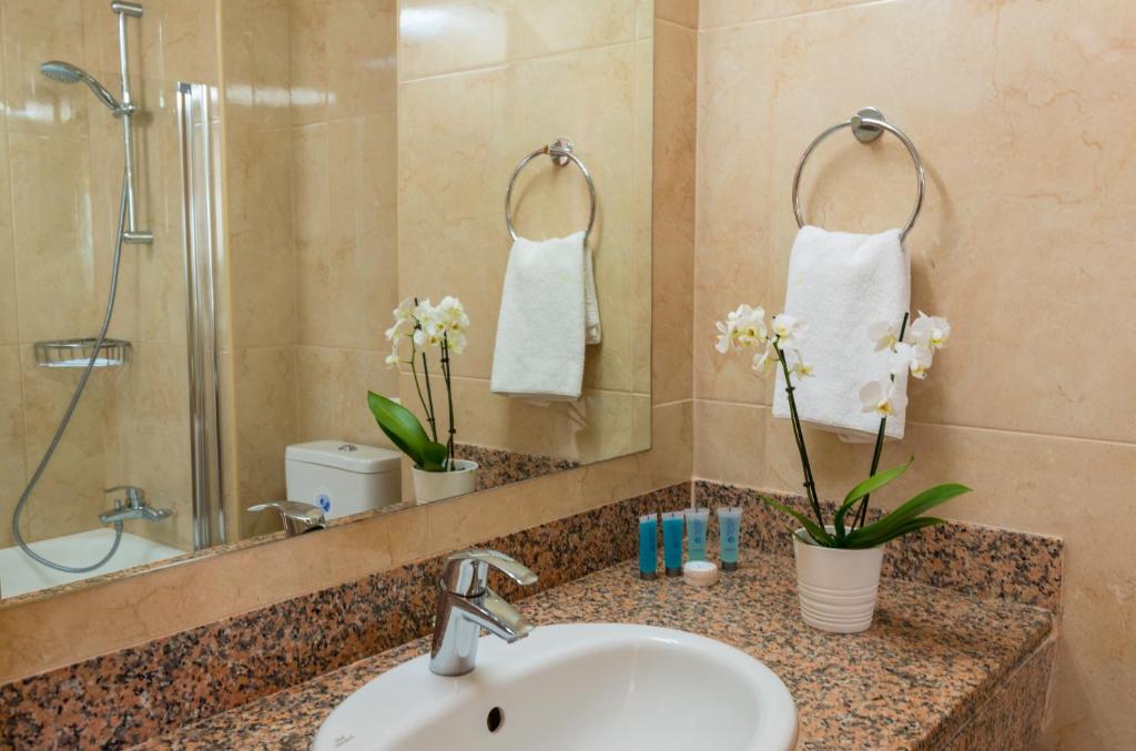 Double or Twin Room with Partial Sea View